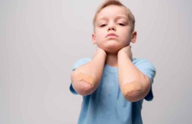 Comment soigner un torticolis chez un enfant sans médicament ? - Handissimo